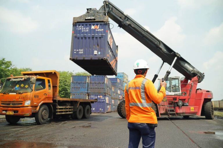 21 Juta Ton Barang Terkelola hingga November 2025, KAI Logistik Perkuat ...